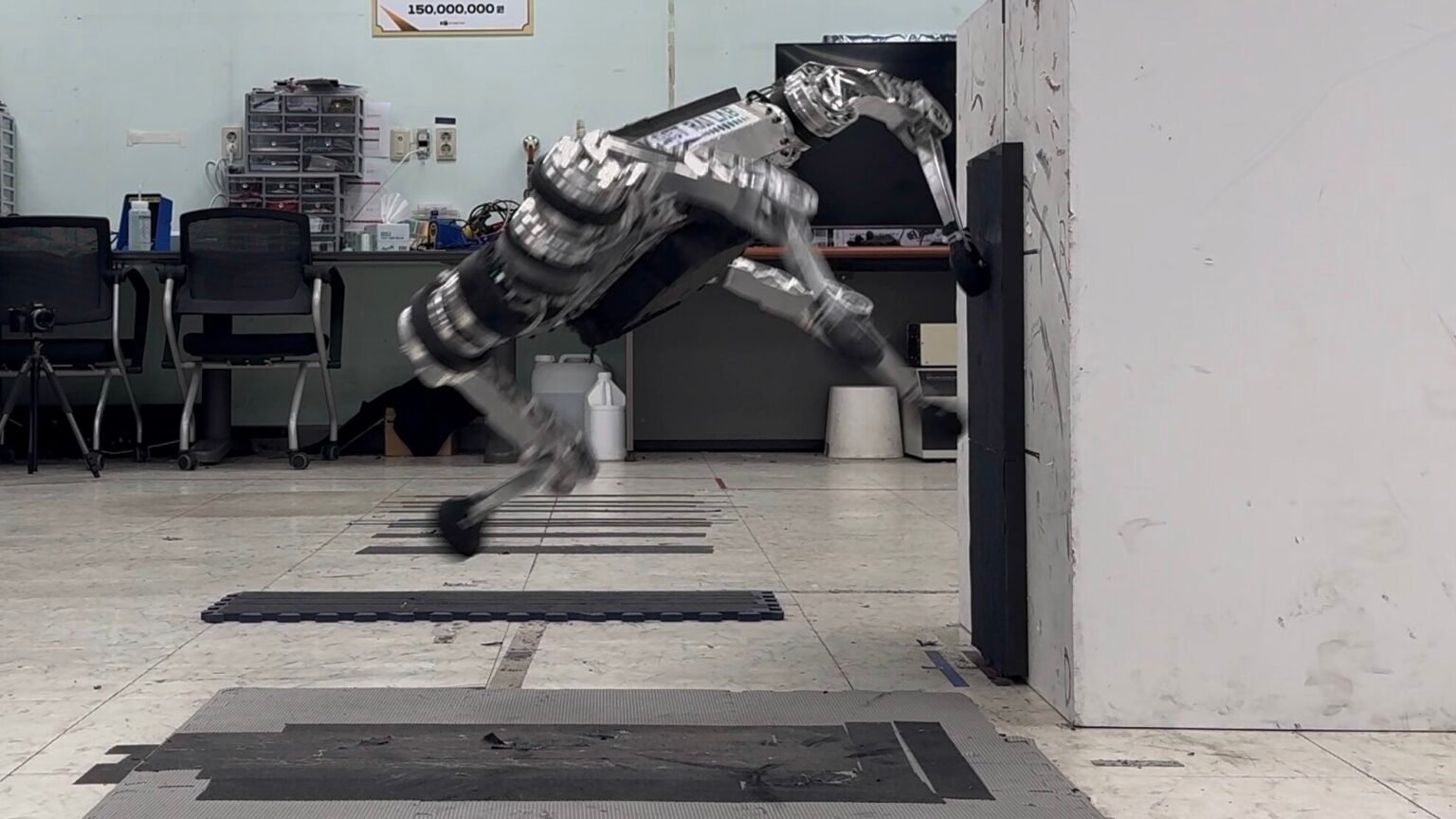 Korean Engineers Build Four-Legged Robot That Masters Parkour