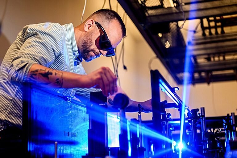 Experimental Observation of the Strong Quantum Mpemba Effect in a ...